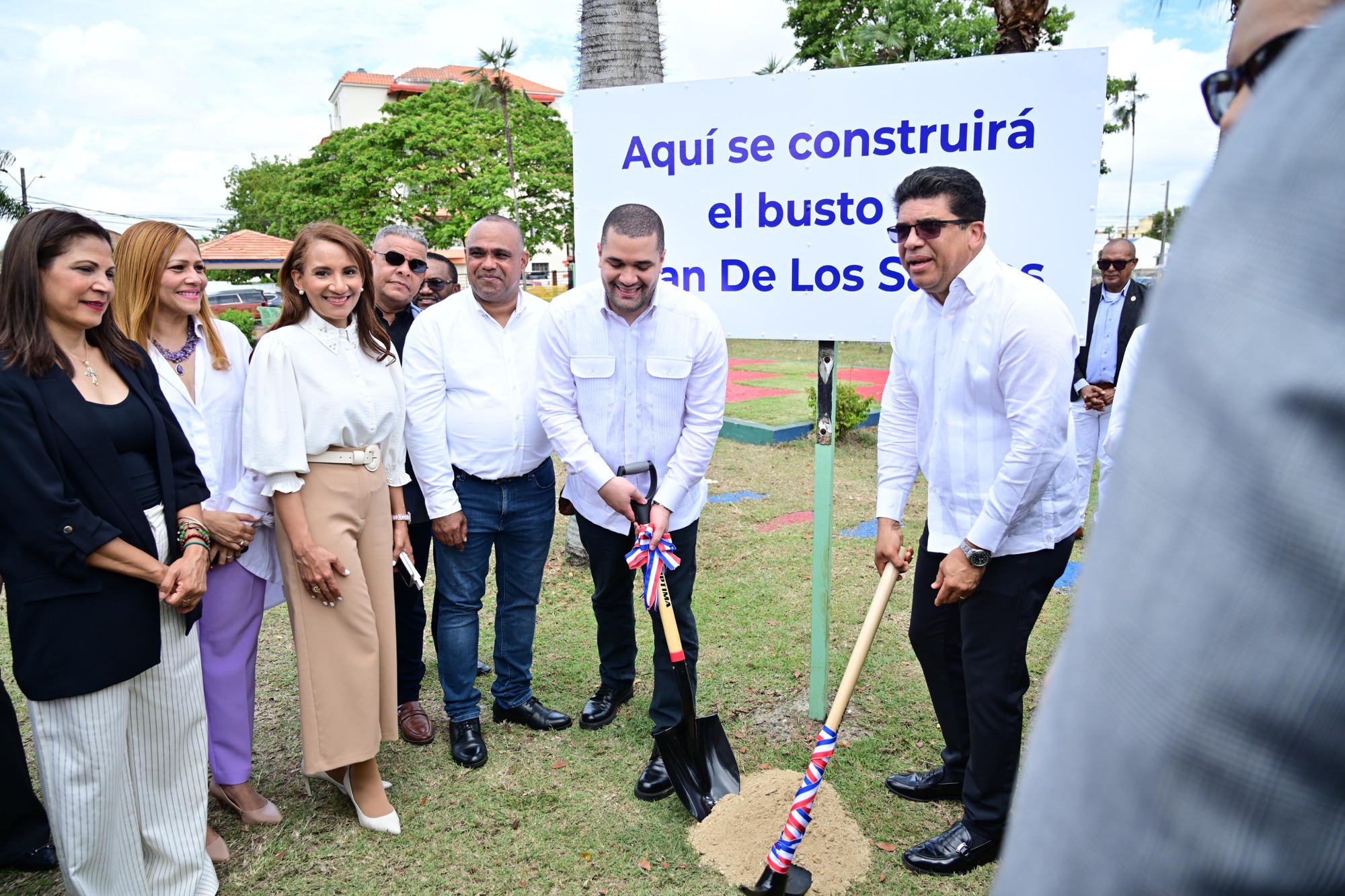Alcalde Dio Astacio y consejo de regidores dan primer picazo para busto ...